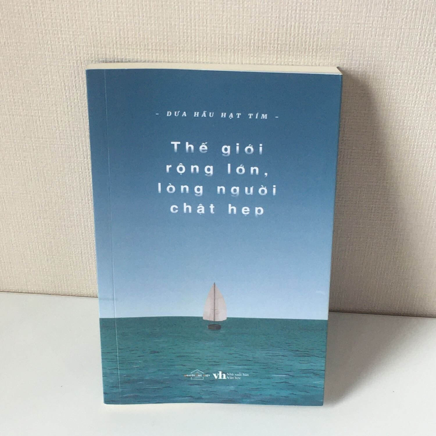 Review Thế Giới Rộng Lớn Lòng Người Chật Hẹp - Dấu Chân Cô Đơn Trên ...